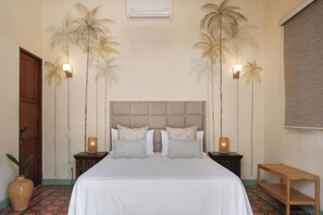 Quarto Clássico com Cama de Casal | Cofre no quarto, roupa de cama fornecida 