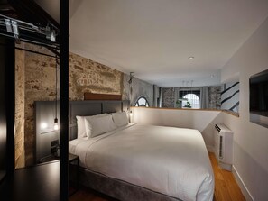 Suite, 1 cama king-size | Roupa de alta qualidade, cofre no quarto, secretária