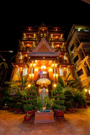 Fachada do alojamento (tarde/noite)