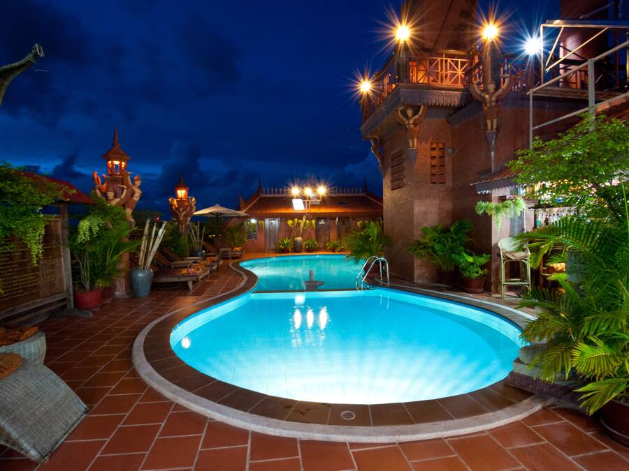 Piscina interior, piscina exterior, guarda-sóis, espreguiçadeiras