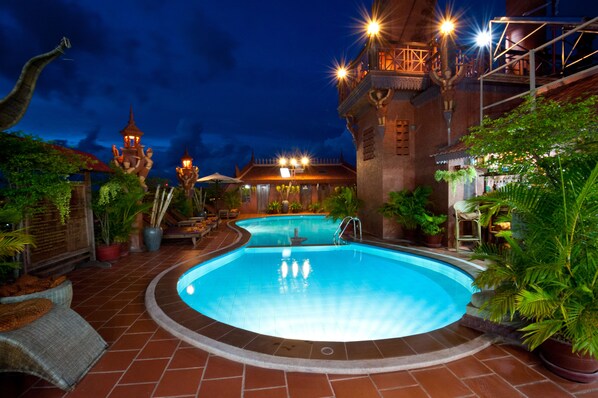 Piscina interior, piscina exterior, guarda-sóis, espreguiçadeiras 