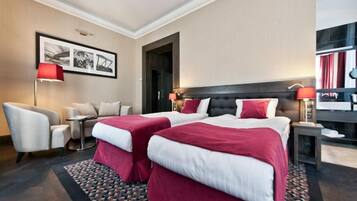 Minibar, cofre no quarto, secretária, cortinas/cortinados opacos