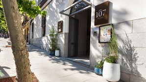Um edifício com uma placa indicando "107 Restaurante".