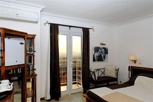 Roupas de cama premium, frigobar, cofres nos quartos, escrivaninha