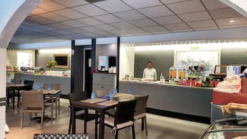 Café da manhã continental todos os dias (EUR 14 por pessoa)