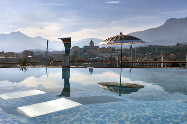 Piscina exterior sazonal, guarda-sóis, espreguiçadeiras