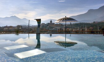 Piscina externa sazonal, guarda-sóis, espreguiçadeiras