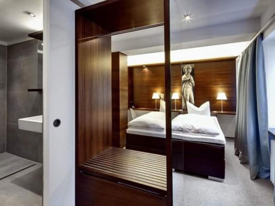 Quarto Duplo Comfort | Roupa de alta qualidade, edredões de penas, cofre no quarto, secretária