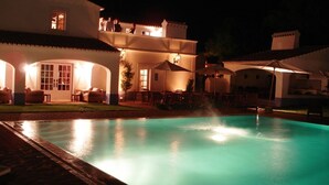 Piscina externa sazonal, guarda-sóis, espreguiçadeiras
