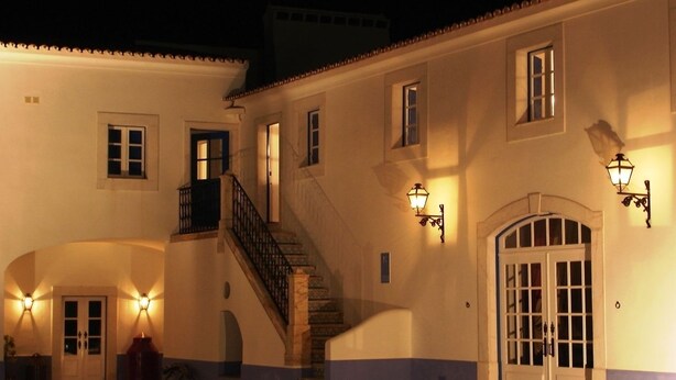 Fachada da propriedade à noite