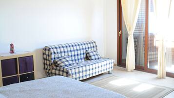 Quarto Duplo Standard | Roupa de alta qualidade, edredões de penas, com mobília individualizada