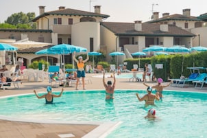 Piscina externa, guarda-sóis, espreguiçadeiras