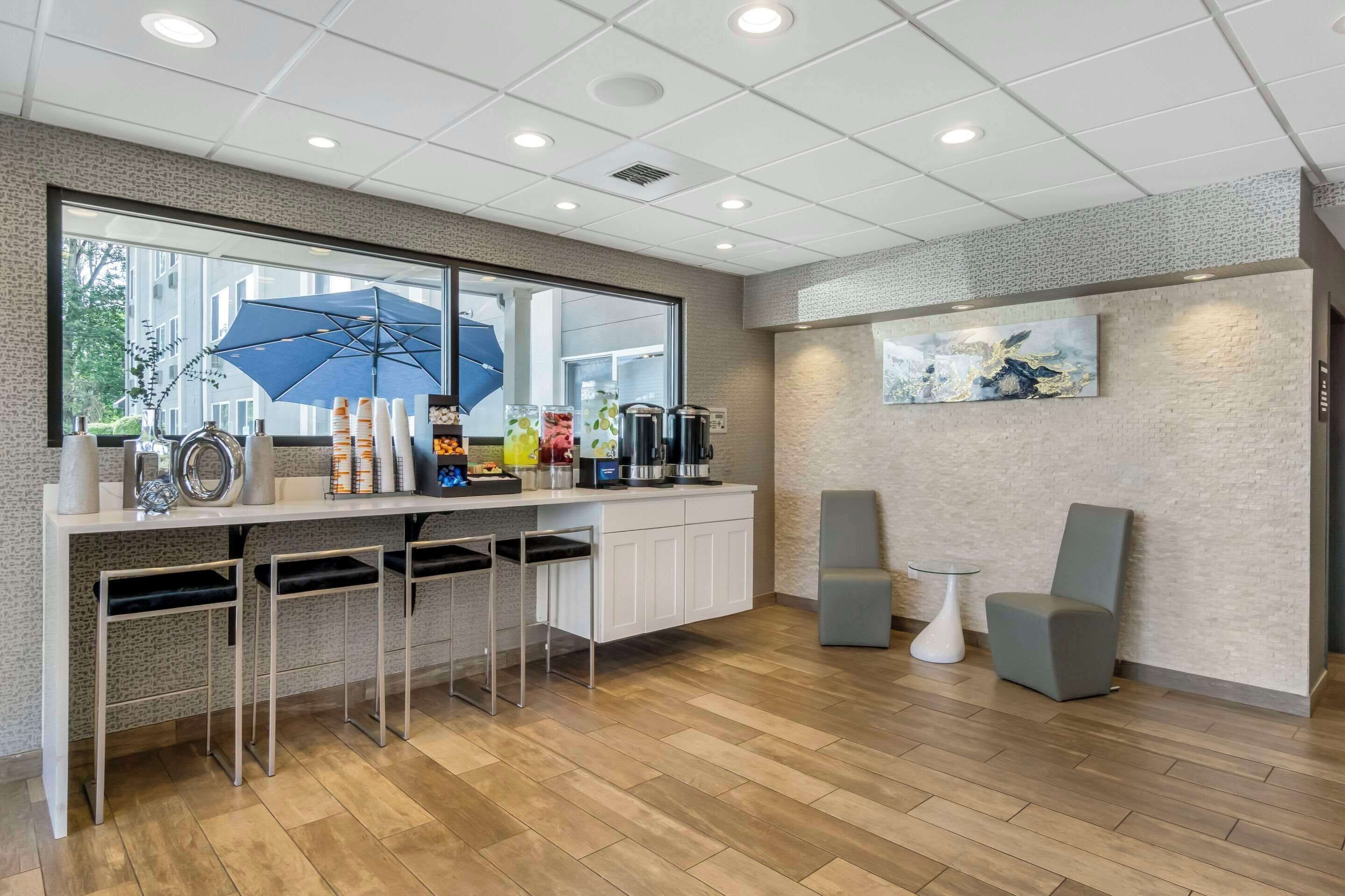 Café da manhã com buffet grátis todos os dias