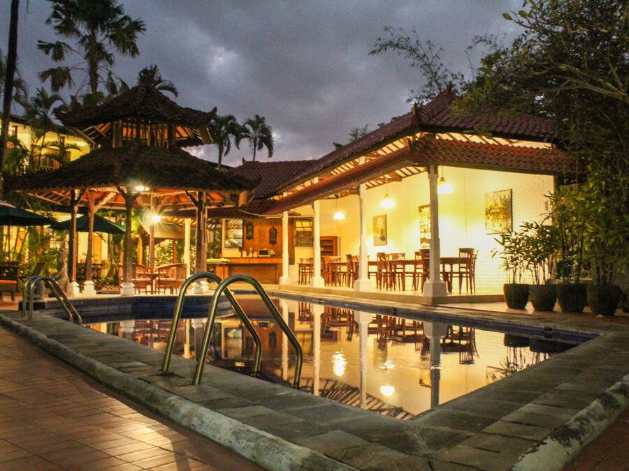 Piscina exterior, guarda-sóis, espreguiçadeiras