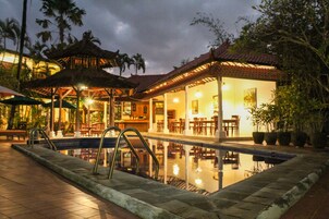 Piscina exterior, guarda-sóis, espreguiçadeiras 