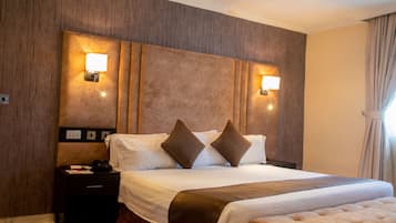 Quarto Executivo, 1 cama king-size | Cofre no quarto, Wi-fi grátis