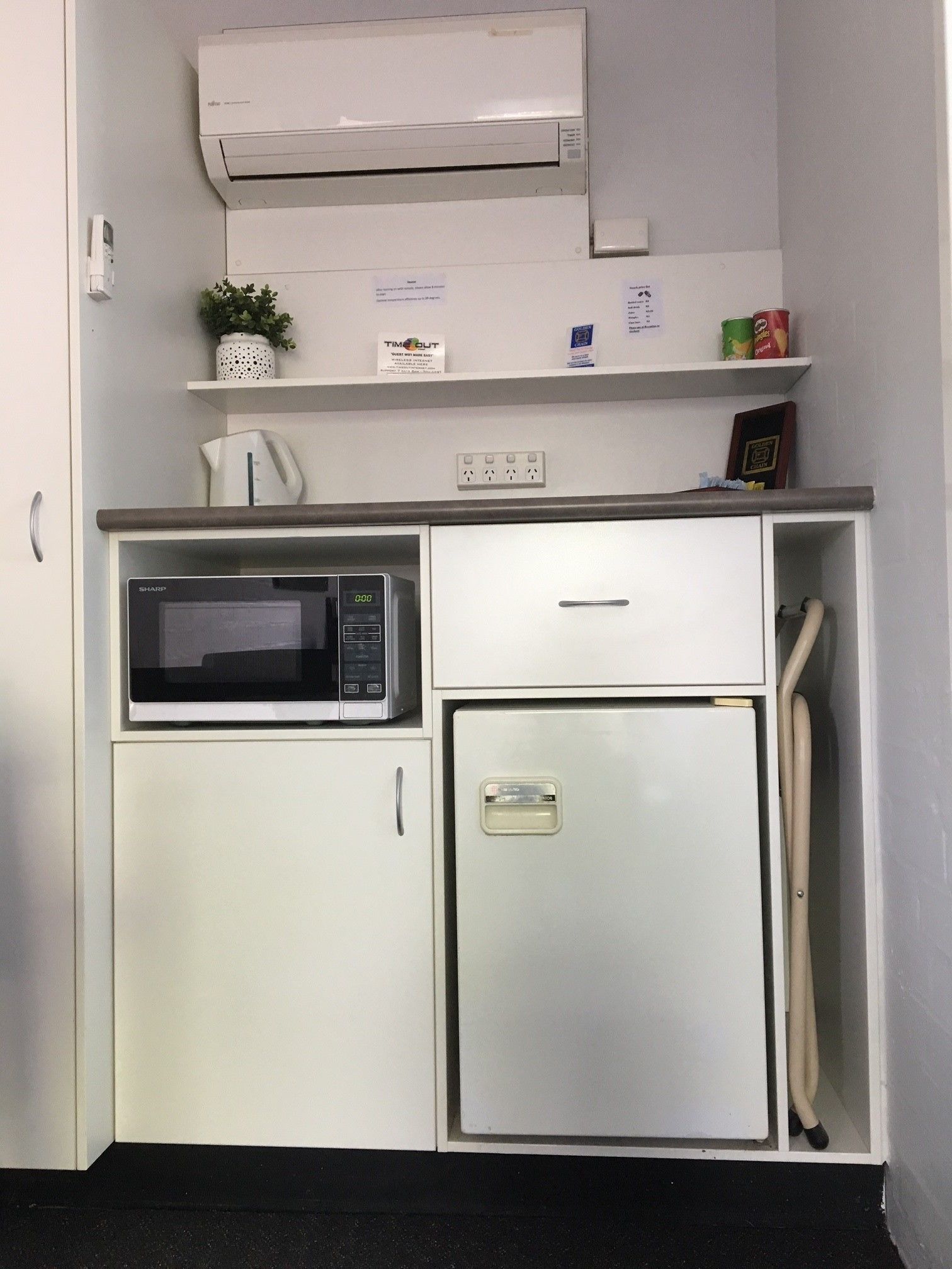 Quarto Familiar (Pets not allowed) | Kitchenette privada | Um frigorífico, um micro-ondas, uma cafeteira/bule 