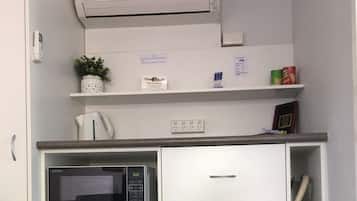 Quarto Familiar (Pets not allowed) | Kitchenette privada | Um frigorífico, um micro-ondas, uma cafeteira/bule