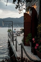 Pequenos-almoços e jantares servidos, com vista para a praia