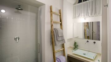 Suíte júnior | Banheiro | Chuveiro, chuveiro com efeito de chuva, produtos de toalete grátis