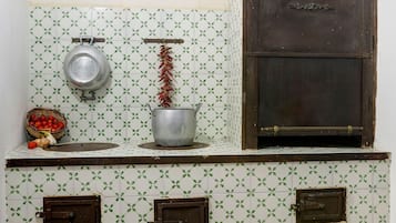 Suite | Kitchenette privada | Um frigorífico/congelador grande, uma máquina de café expresso