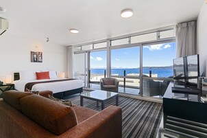 Estúdio de Luxo, 1 cama king-size, vista para o lago | Secretária, secretária adequada para computadores portáteis 