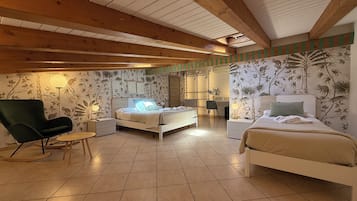Roupas de cama premium, edredons de pluma, frigobar, escrivaninha