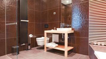 Um polibã, artigos de higiene pessoal grátis, um secador de cabelo