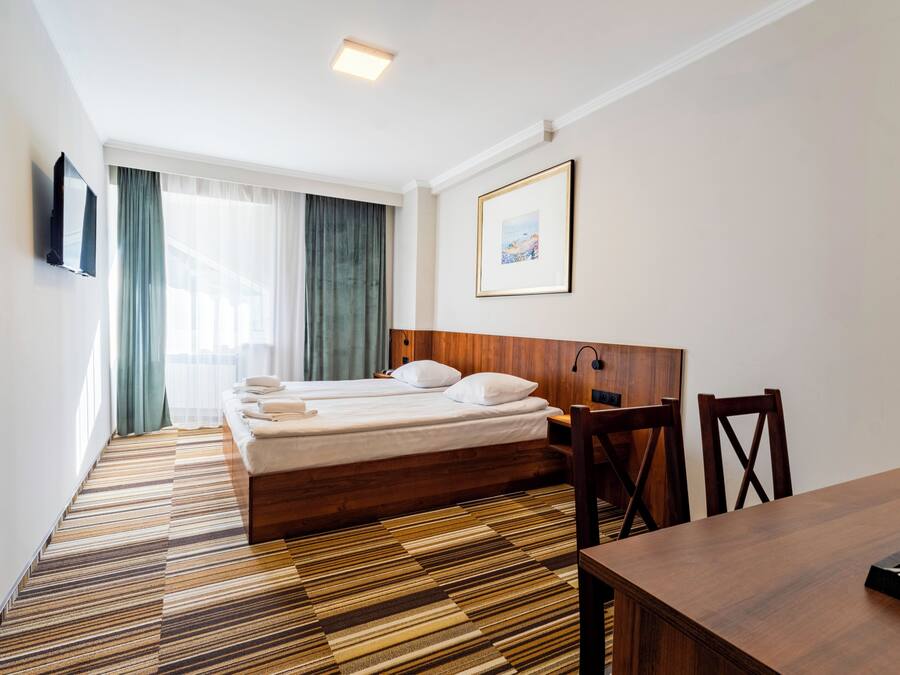 Quarto Duplo Básico (No AC) | Secretária, cortinas/cortinados opacos, ferro/tábua de engomar