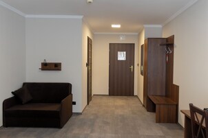 Quarto Familiar (No AC) | Secretária, cortinas/cortinados opacos, ferro/tábua de engomar 