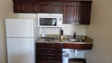 Suite Empresarial, acessível, cozinha | Cozinha privada | Um frigorífico/congelador grande, um micro-ondas, uma placa de cozinha