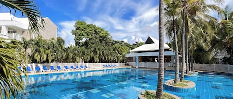 Piscina externa, funciona das 10h às 20h, guarda-sóis, espreguiçadeiras