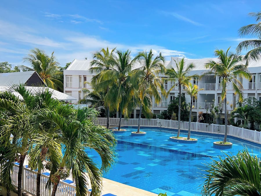 Piscina externa, funciona das 10h às 20h, guarda-sóis, espreguiçadeiras