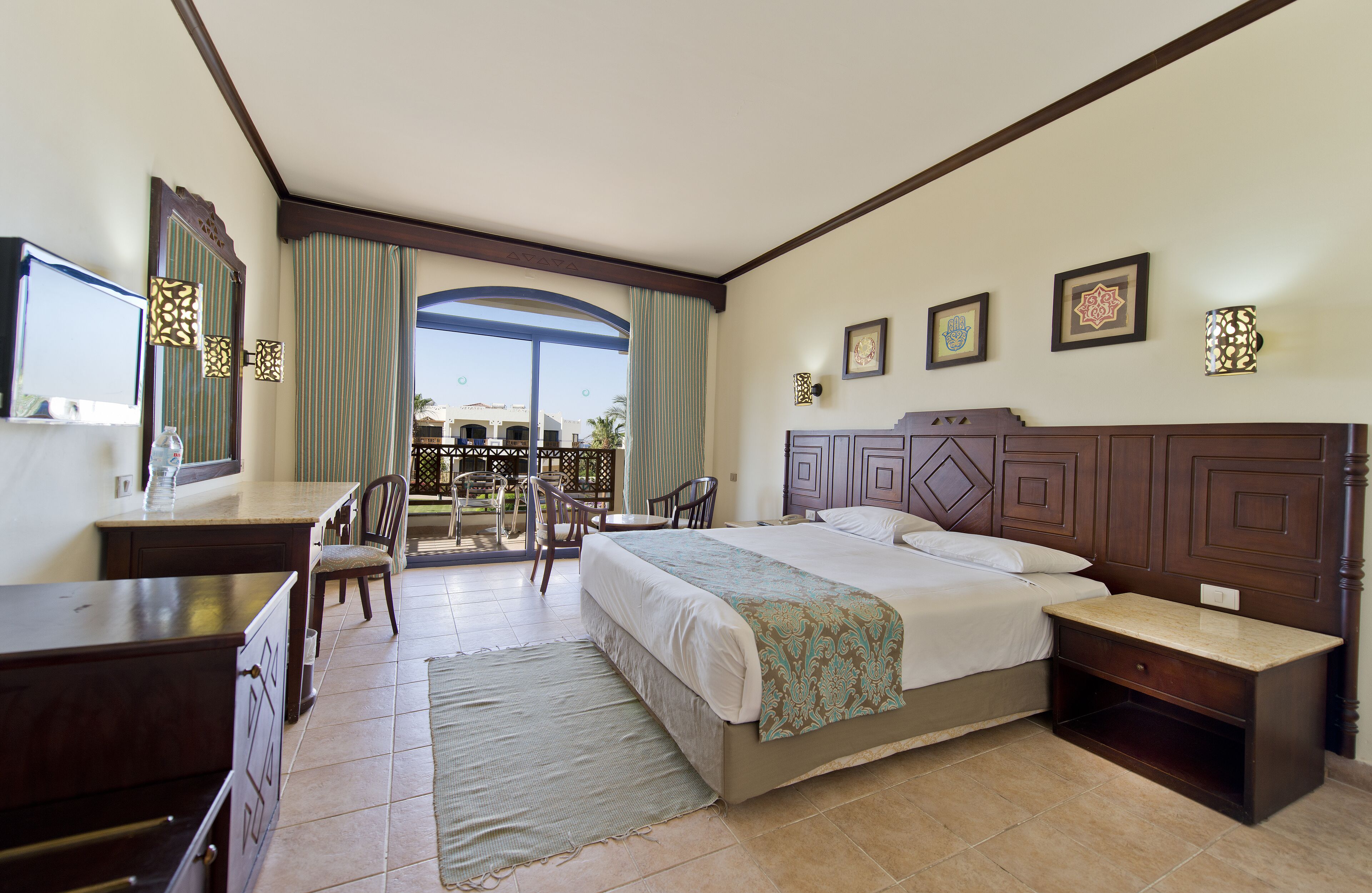 Frigobar, cofres nos quartos, roupa de cama