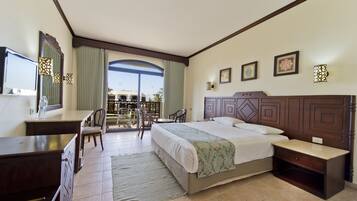 Frigobar, cofres nos quartos, roupa de cama