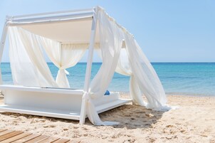 Praia particular, espreguiçadeiras, guarda-sóis, toalhas de praia 