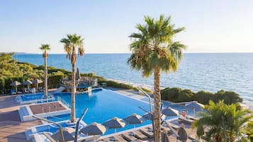 Piscina interna, piscina externa sazonal, barracas, guarda-sóis