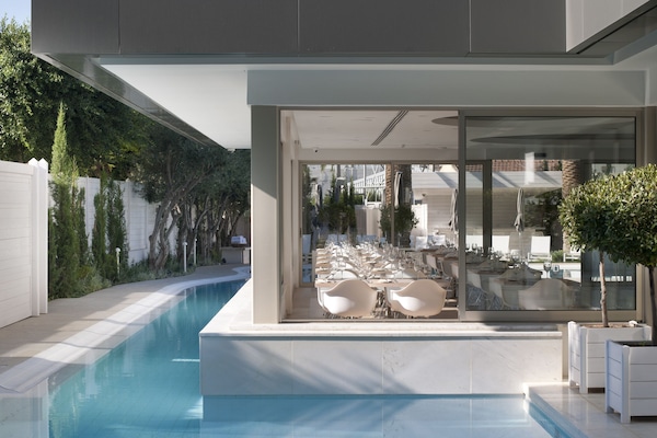 Piscina interna, piscina externa, guarda-sóis, espreguiçadeiras