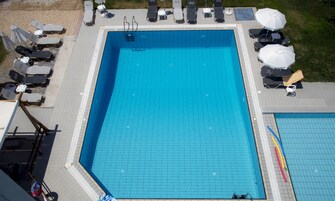 Piscina externa, guarda-sóis, espreguiçadeiras