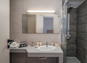 Estúdio, vista para o mar | Casa de banho | Artigos de higiene pessoal grátis, um secador de cabelo 