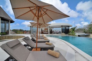 Piscina externa, guarda-sóis, espreguiçadeiras