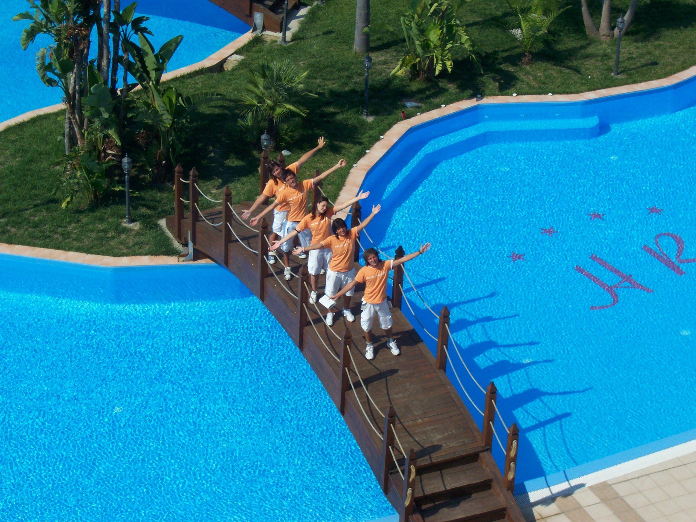 Piscina externa sazonal, guarda-sóis, espreguiçadeiras