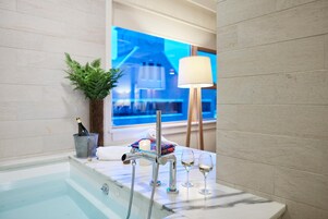 Produtos de toalete grátis, secador de cabelo, roupões de banho 