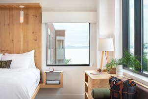 Quarto standard, 1 cama King | Roupas de cama antialérgicas, cofres nos quartos, escrivaninha