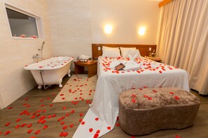 Quarto Romântico, 1 cama queen-size, banheira | Cortinas/cortinados opacos, roupa de cama fornecida 