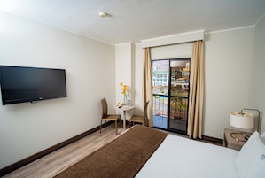 Quarto Superior | Roupa de alta qualidade, secretária, cortinas/cortinados opacos