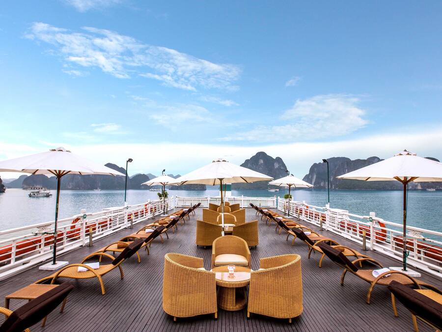 Terraço com espreguiçadeiras