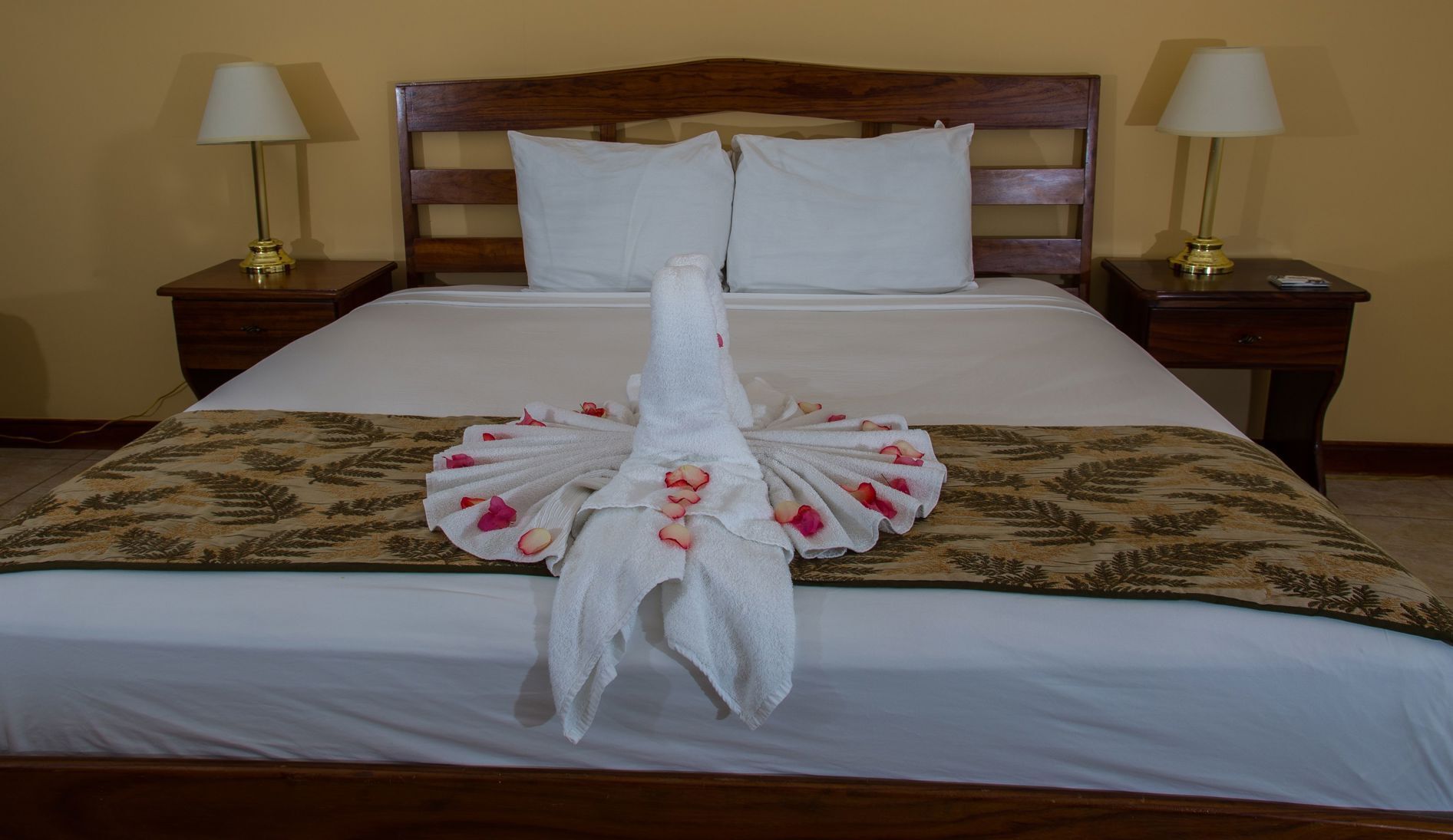 Camas de colchão pillowtop, cofre no quarto 