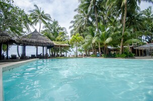 Piscina exterior, espreguiçadeiras 