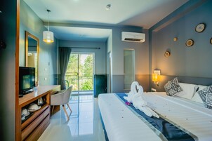 Superior King or Twin Room | Frigobar, cofres nos quartos, individualmente decorados